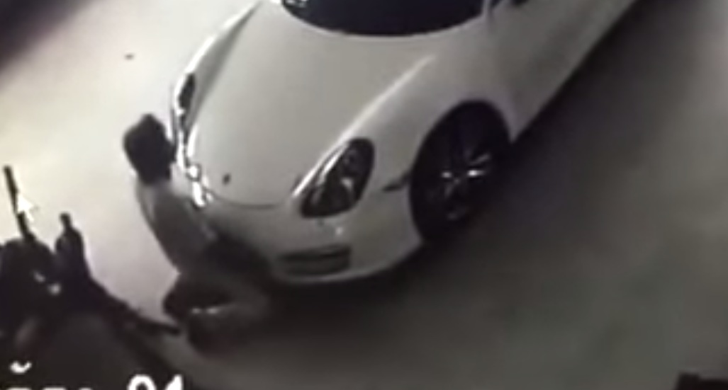 Letérdelt a Porsche elé a benzinkúton, letolta a gatyáját, és jött a ...