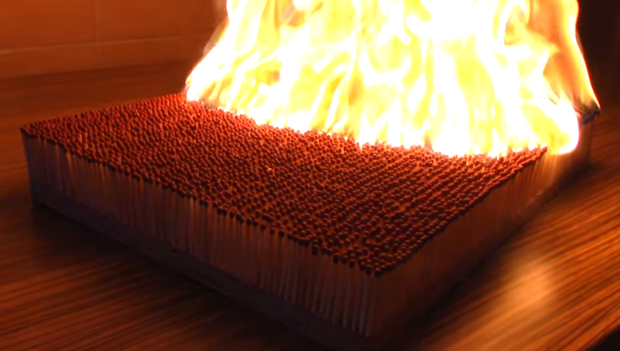 Valamiért ellenállhatatlan látvány, ahogy 6000 gyufa lángra lobban ...