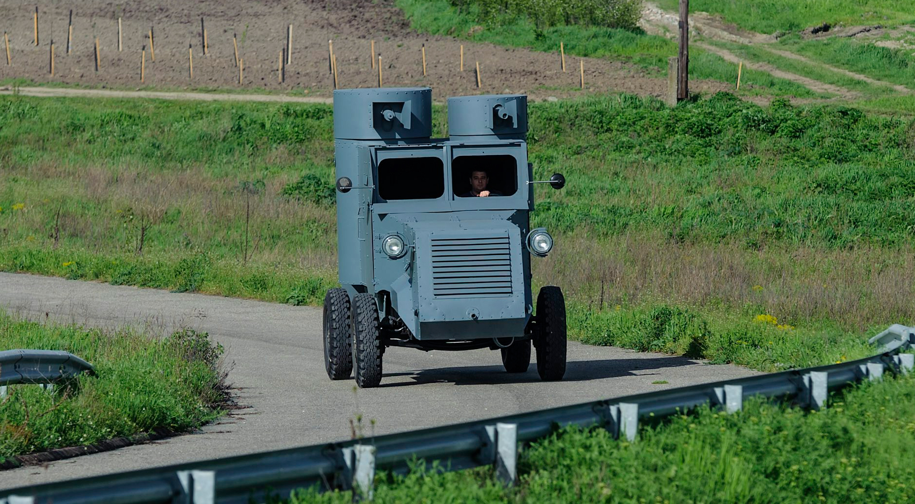 Feltámasztották Lenin páncélautó-másolatát Magyarországon - Player.hu