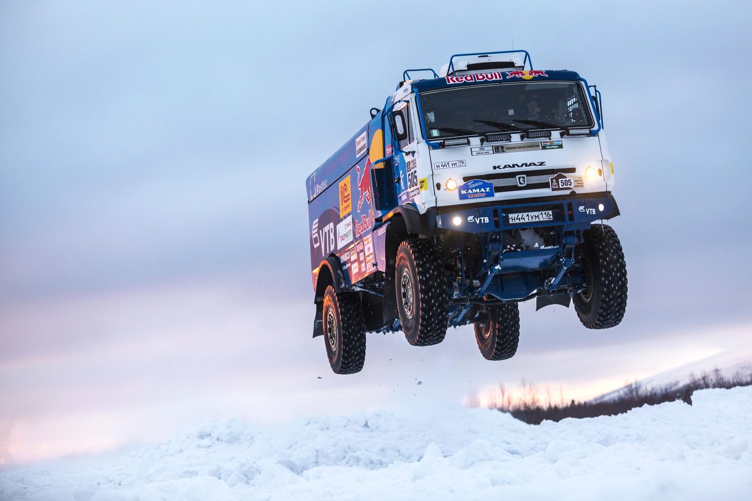 37 métert repült az 1000 lóerős Kamaz - Player.hu