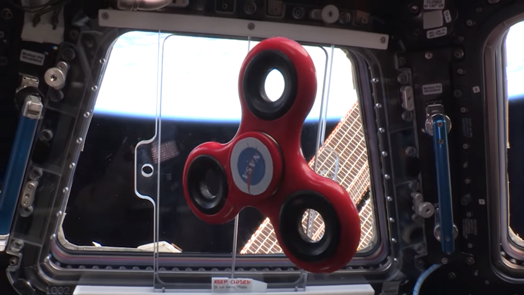A fidget spinner vajon az űrben tovább pörög, mint a Földön? - Player.hu