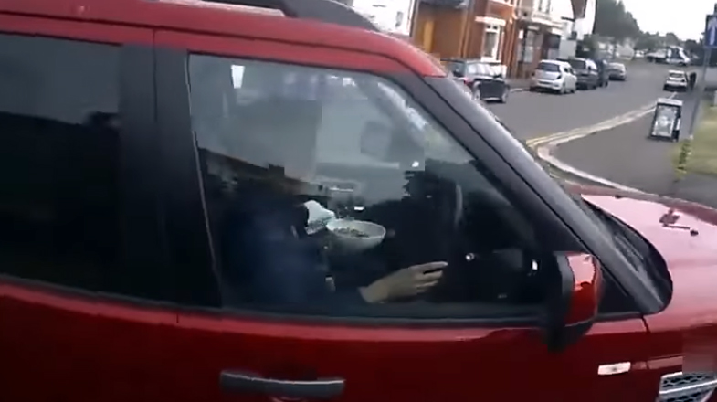 Telefonálni tilos vezetés közben, ez a nő is inkább egy tál müzlit ...