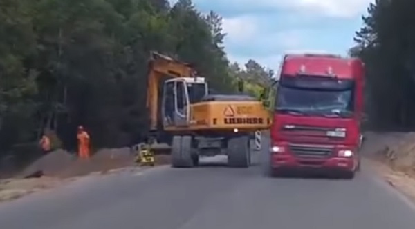 Egy kamionnak mindig elsőbbsége van - Player.hu