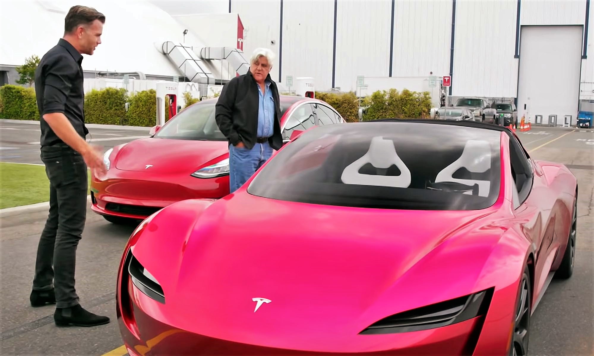 Jay Leno már gyorsult egyet az új Tesla Roadsterrel - Player.hu