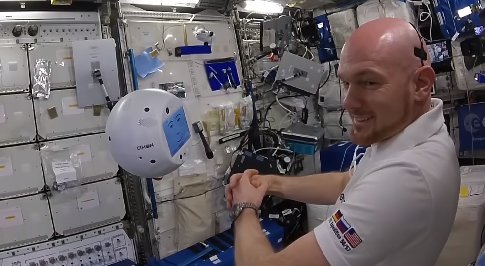 Így dolgozik a Nemzetközi Űrállomás repülő robotja - Player.hu