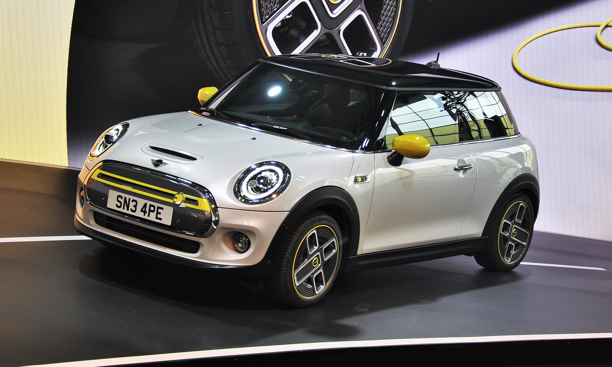 Mennyire jól áll a MINI-nek, hogy elektromos lett! - Player.hu