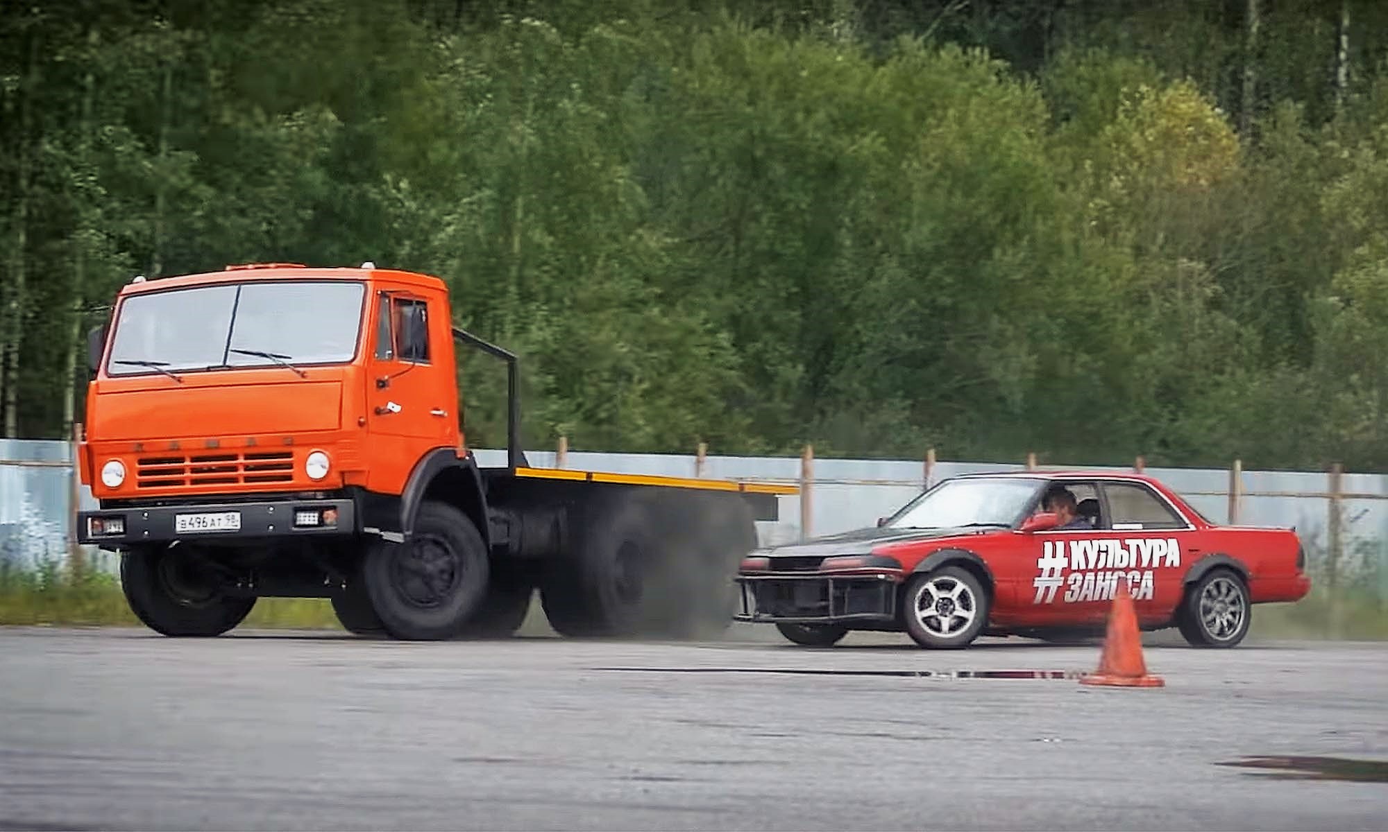 1000 lóerős driftautót építettek egy Kamazból - Player.hu