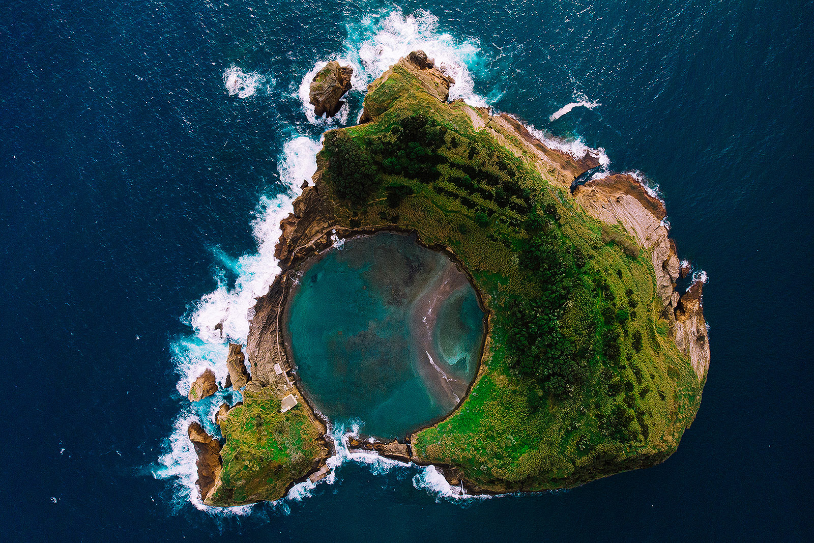 Azori-szigetek, ahol a fű zöld és a tájak meg szépek - Player.hu