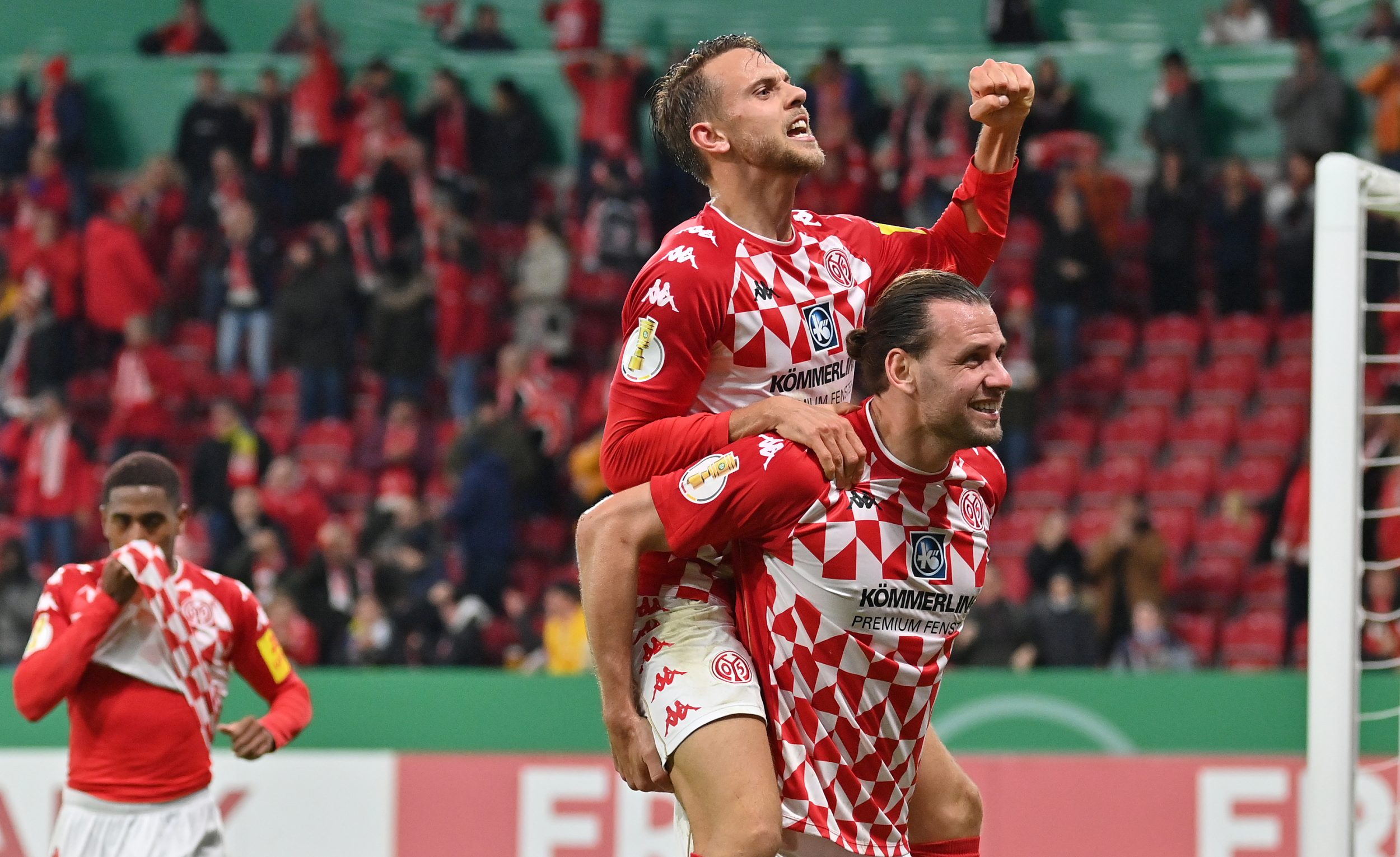 Szalai Ádám sarokkal adott gólpasszt a Német Kupában - Player.hu