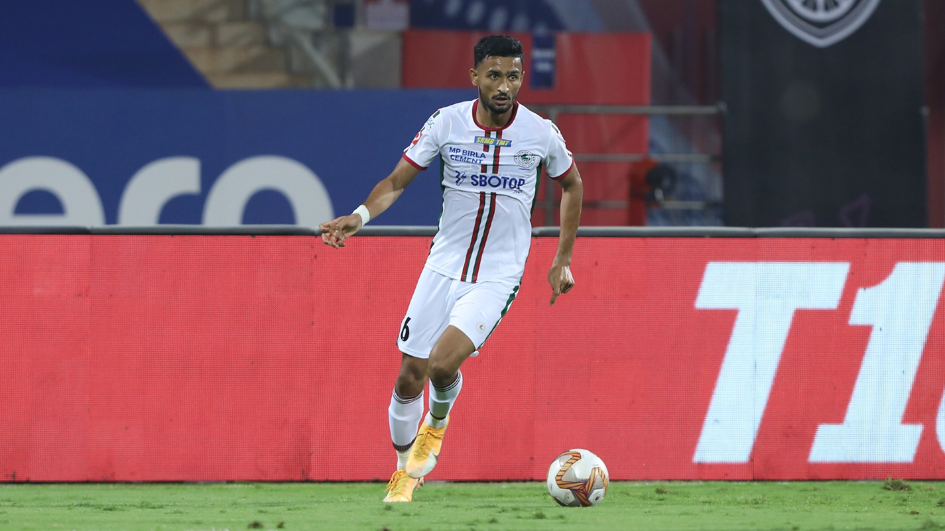 Hárman mentek egy védőre, bedobás lett belőle - Player.hu