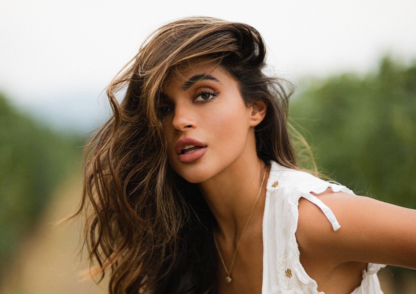 Ha már fél órája sorban állunk, ezt a lányt akkor is beengednénk magunk ...