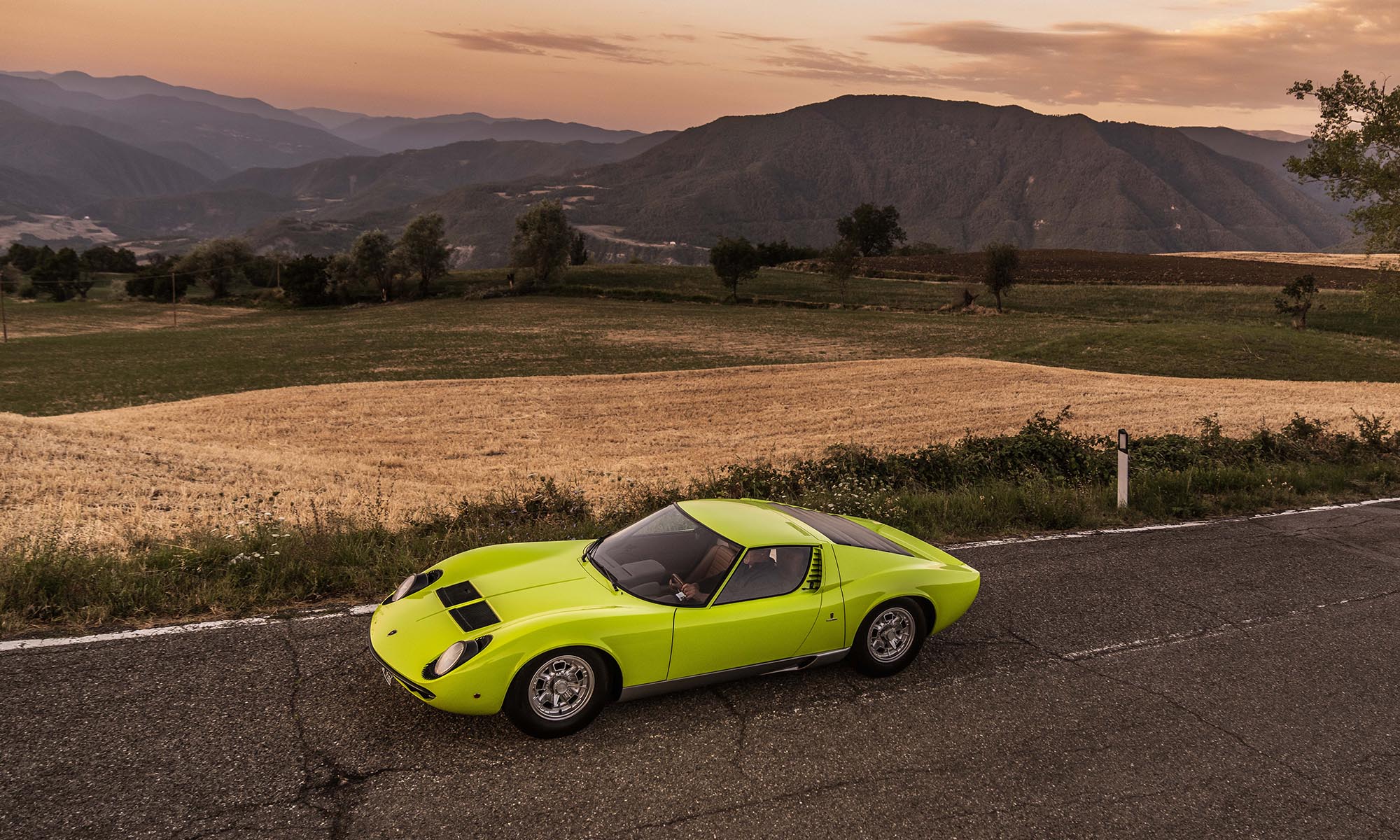 Látványos videóval emlékeztet a Lamborghini a világ első ...