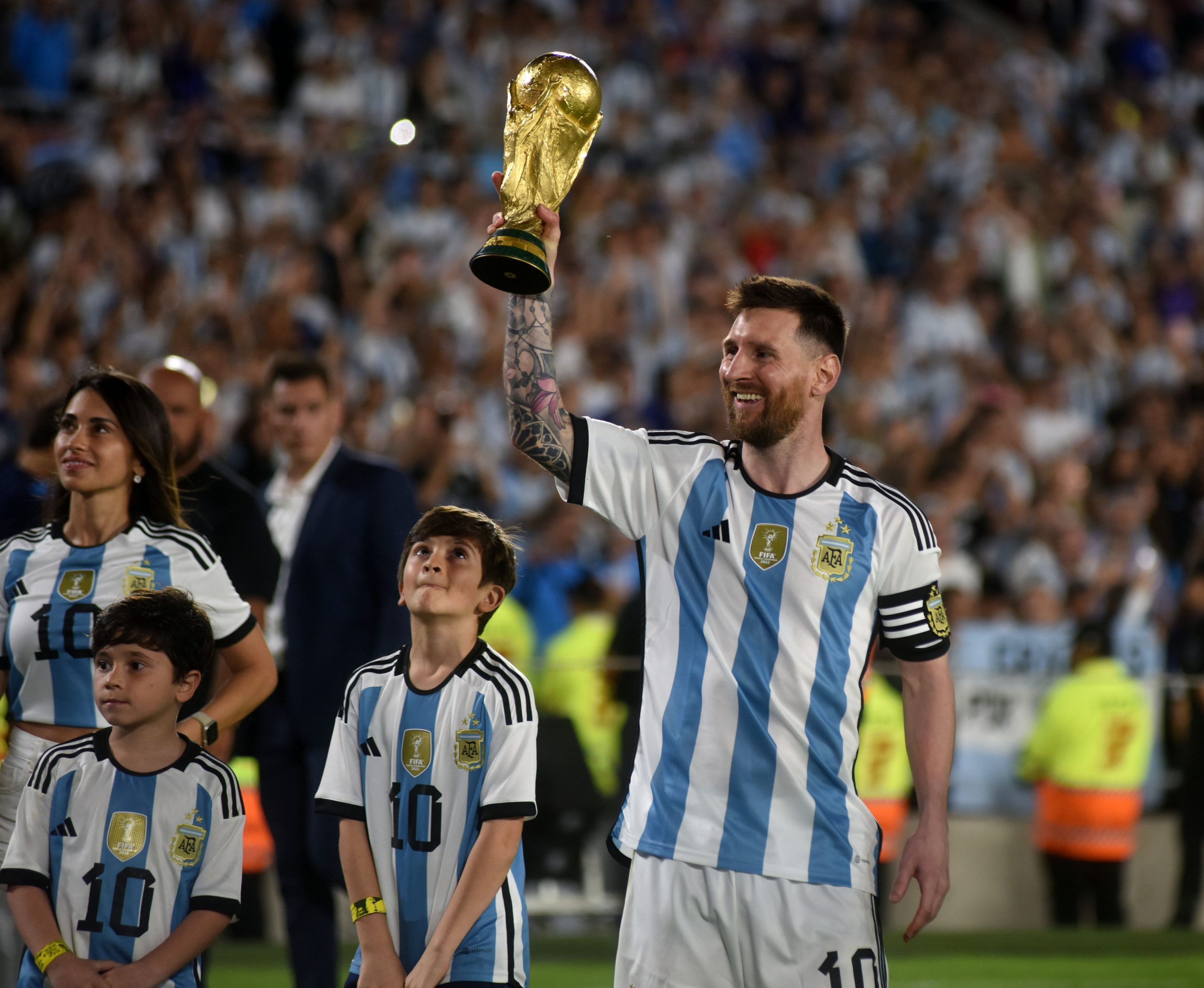Messi meghatódva nézte, ahogy a 80 ezres tömeg őt és társait élteti ...