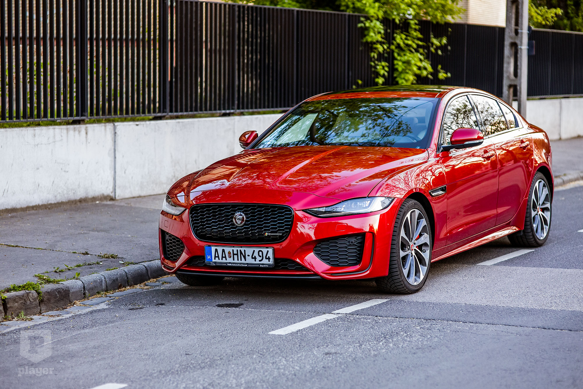 Nagymacskát nem kell hergelni – Jaguar XE P300-teszt - Player.hu