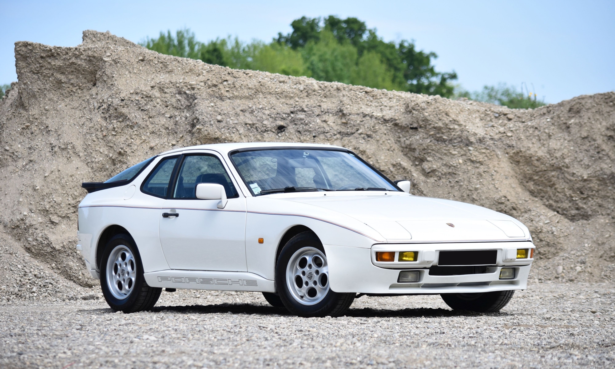 Ez nem egy egyszerű fehér Porsche 944-es - Player.hu