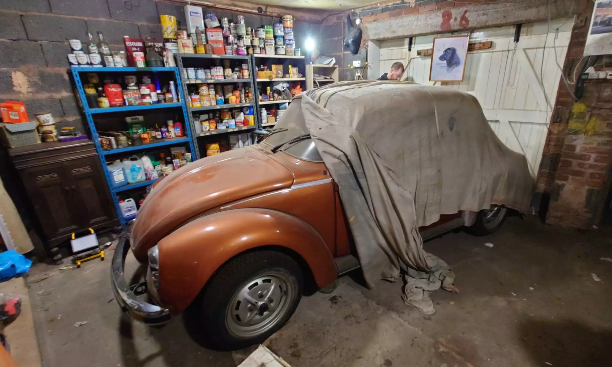 Hihetetlen pénzt ért ez a garázsban talált Volkswagen Bogár kabrió ...