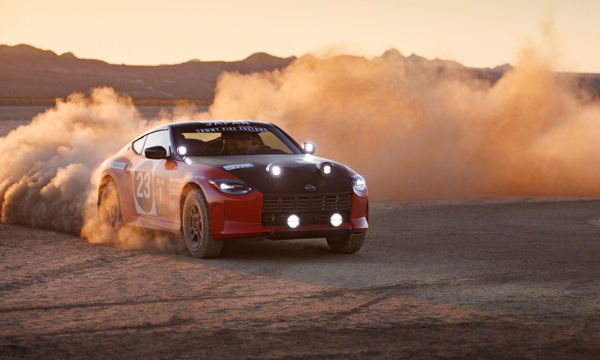 Fantasztikusan néz ki a retró versenyautónak öltözött Nissan 400Z ...