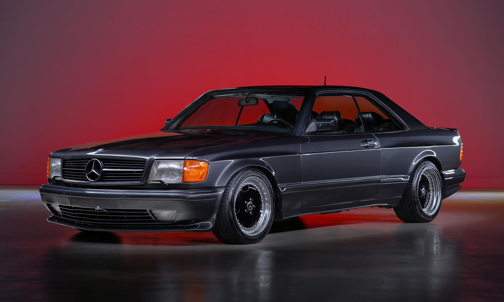 Nem tudunk ennél kevesebbet futott Mercedes-Benz 500 SEC AMG kupéról ...