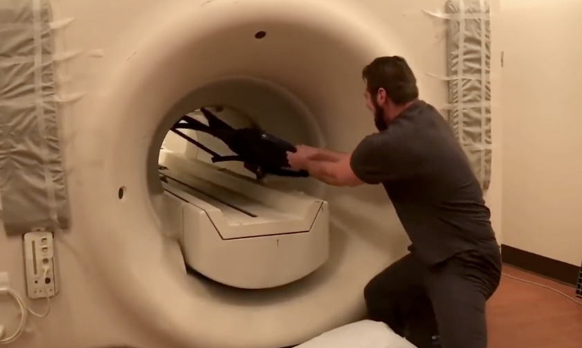 Brutális, milyen erővel szippantja be a fémszéket az MRI-gép - Player.hu