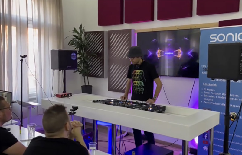 Kevés szomorúbb látvány van annál, ahogy a techno DJ-k vizsgáznak ...