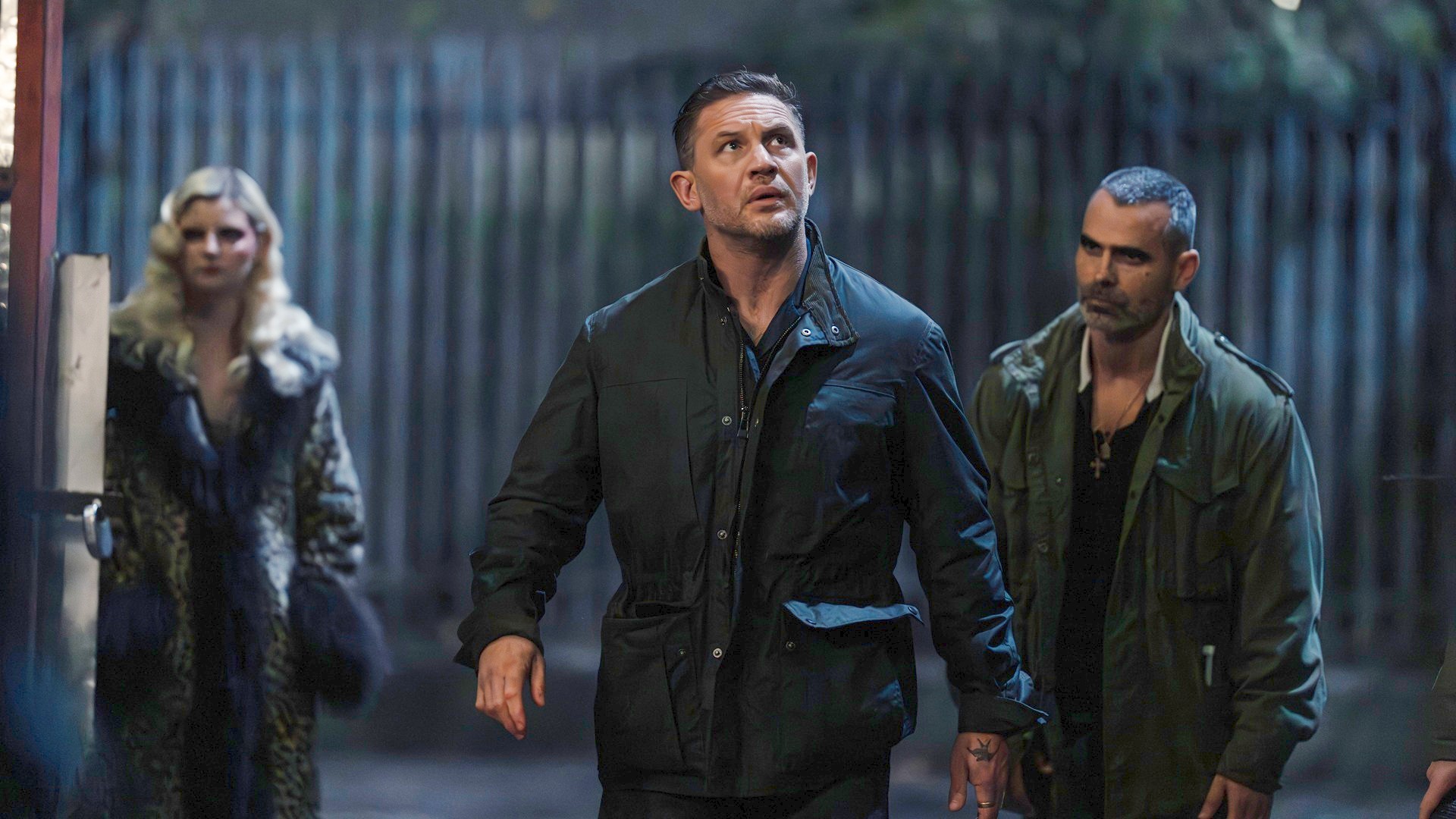 Tom Hardy egy gengsztercsalád végrehajtójaként keménykedik Guy Ritchie ...