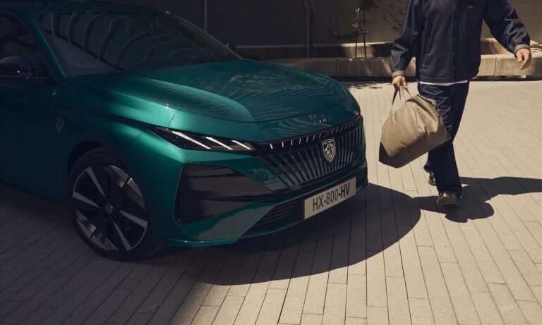 Szigorúbb arcot kapott, és tovább megy egy feltöltéssel a Peugeot 308 ...